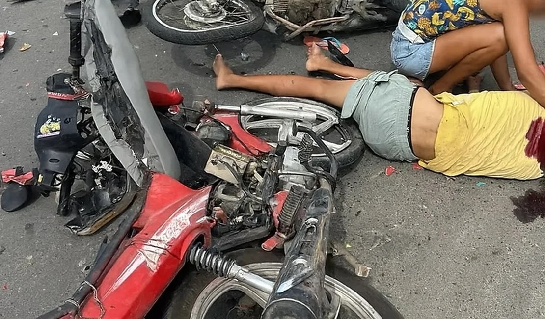 Acidente entre duas motos deixa duas pessoas gravemente feridas em ...